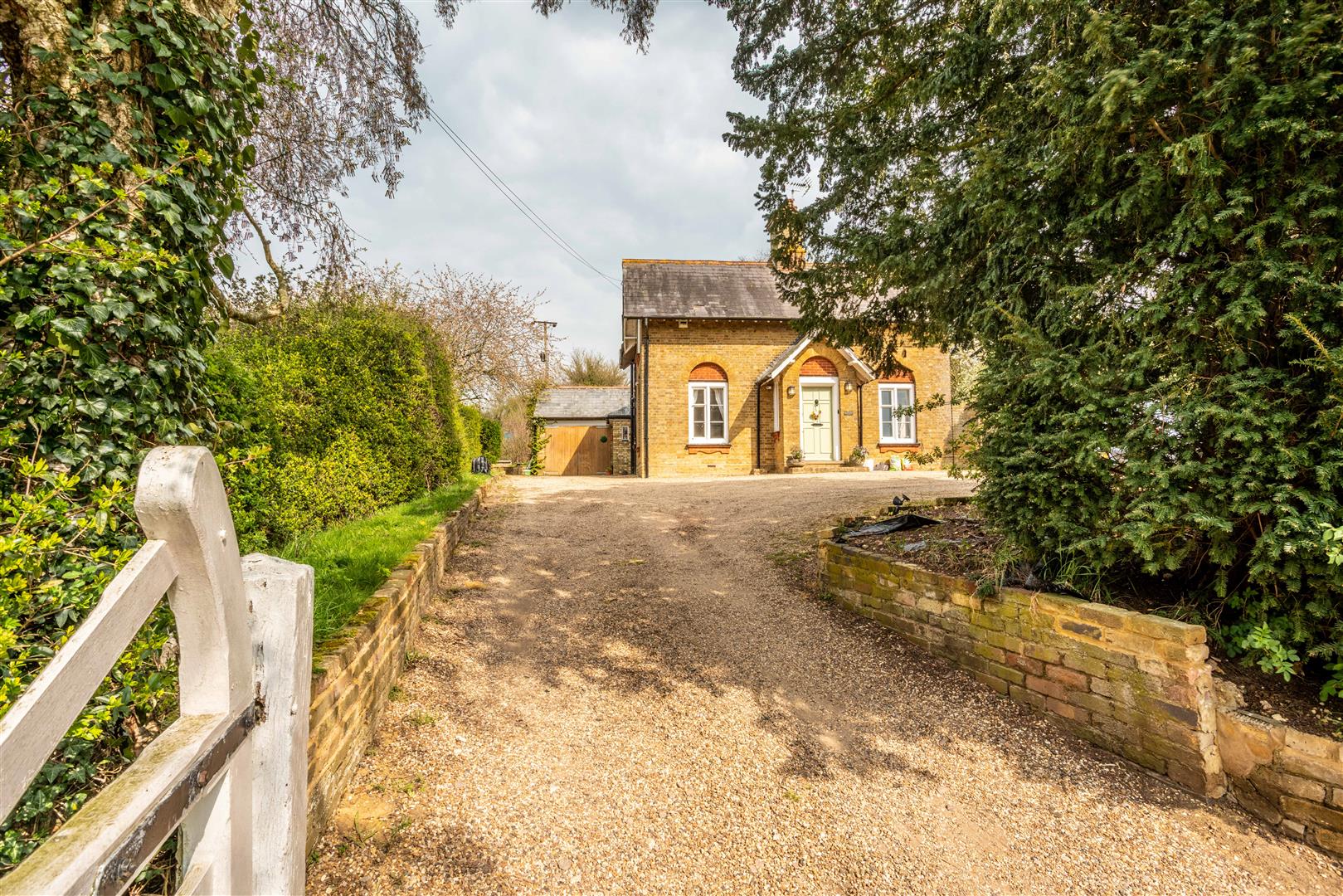 Keeper Cottage, Nr Great Munden - Prestige & Village